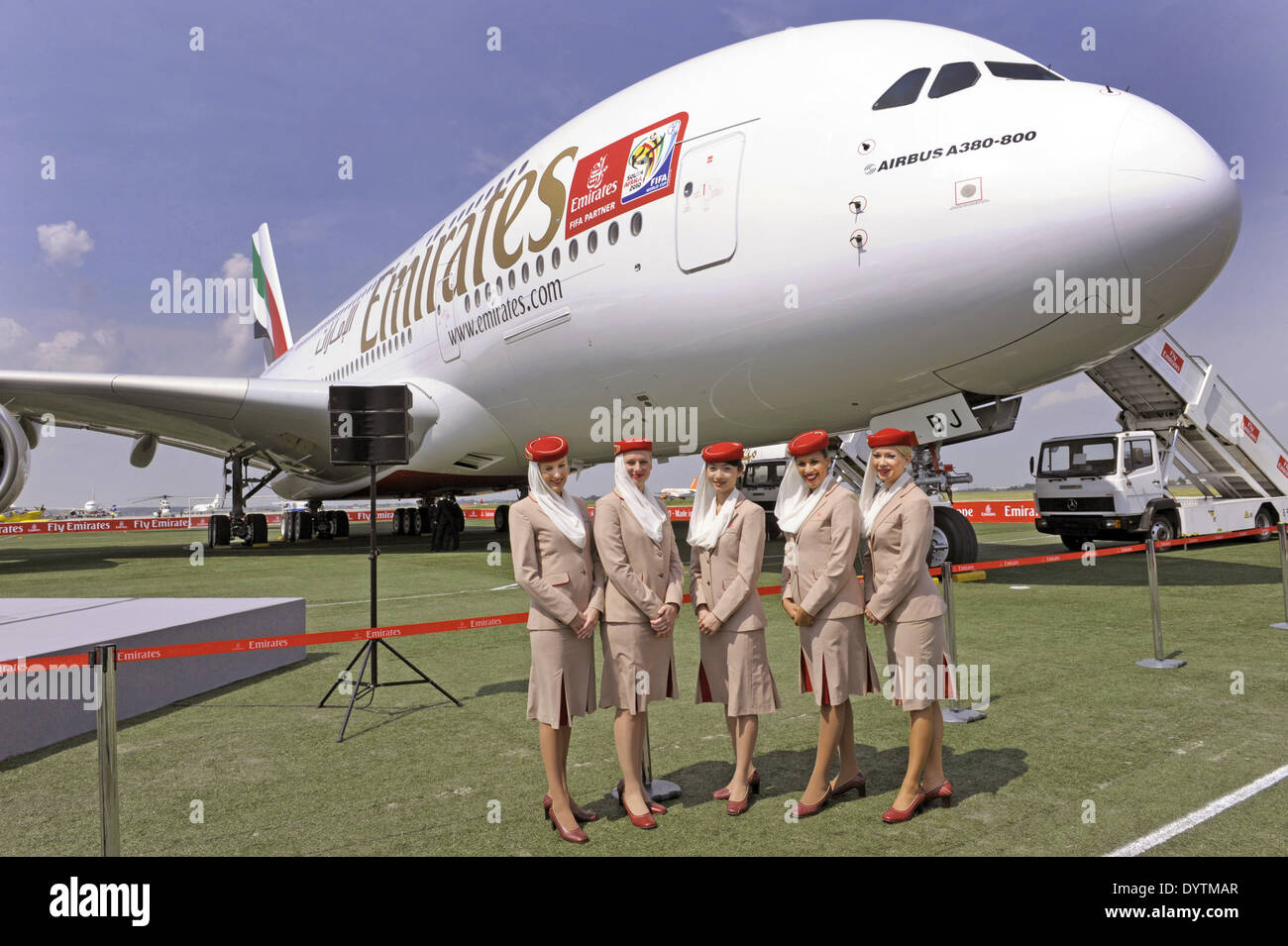 Emirates hostess hi-res stock photography and images - Alamy