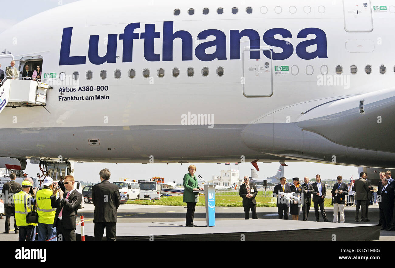 Angela merkel plane hi-res stock photography and images - Alamy