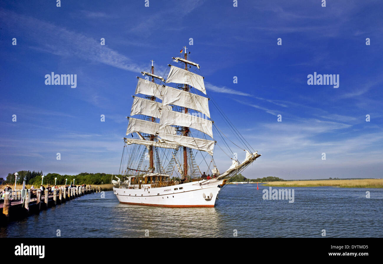 Sailing sailing ship hi-res stock photography and images - Alamy