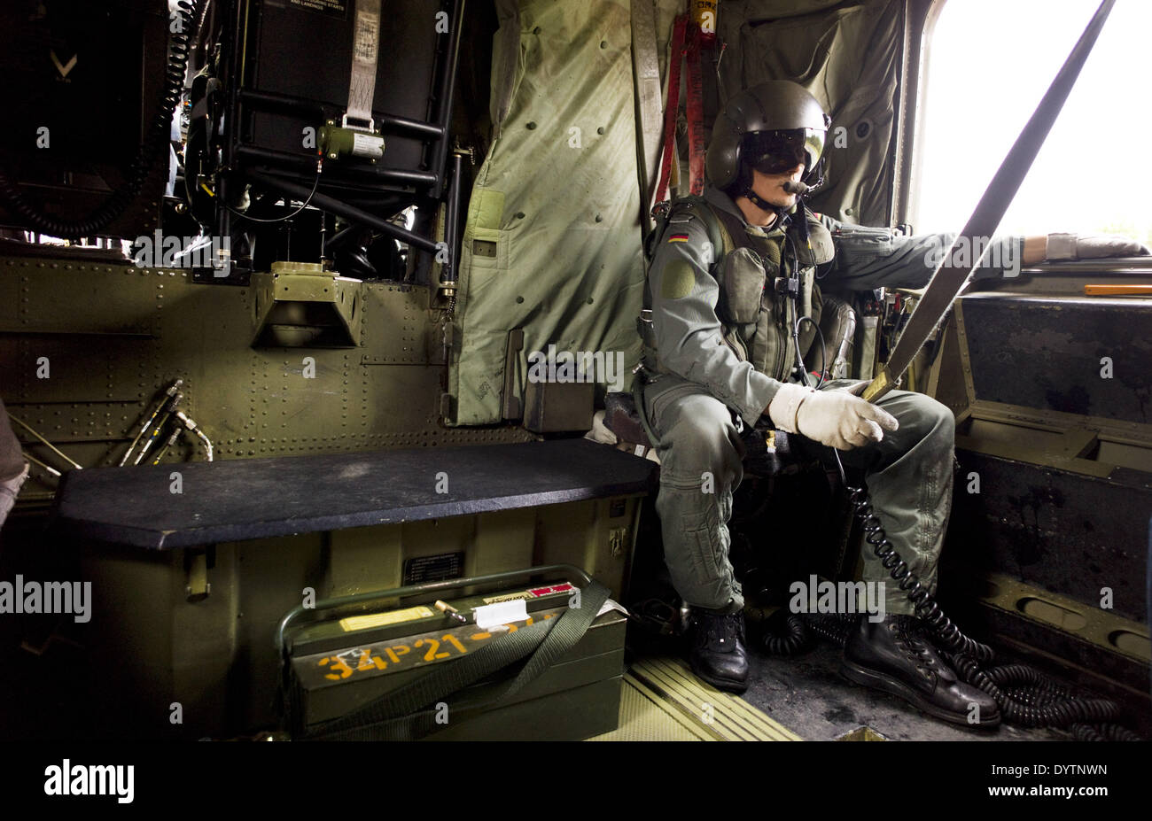 Helicopter soldier hi-res stock photography and images - Alamy