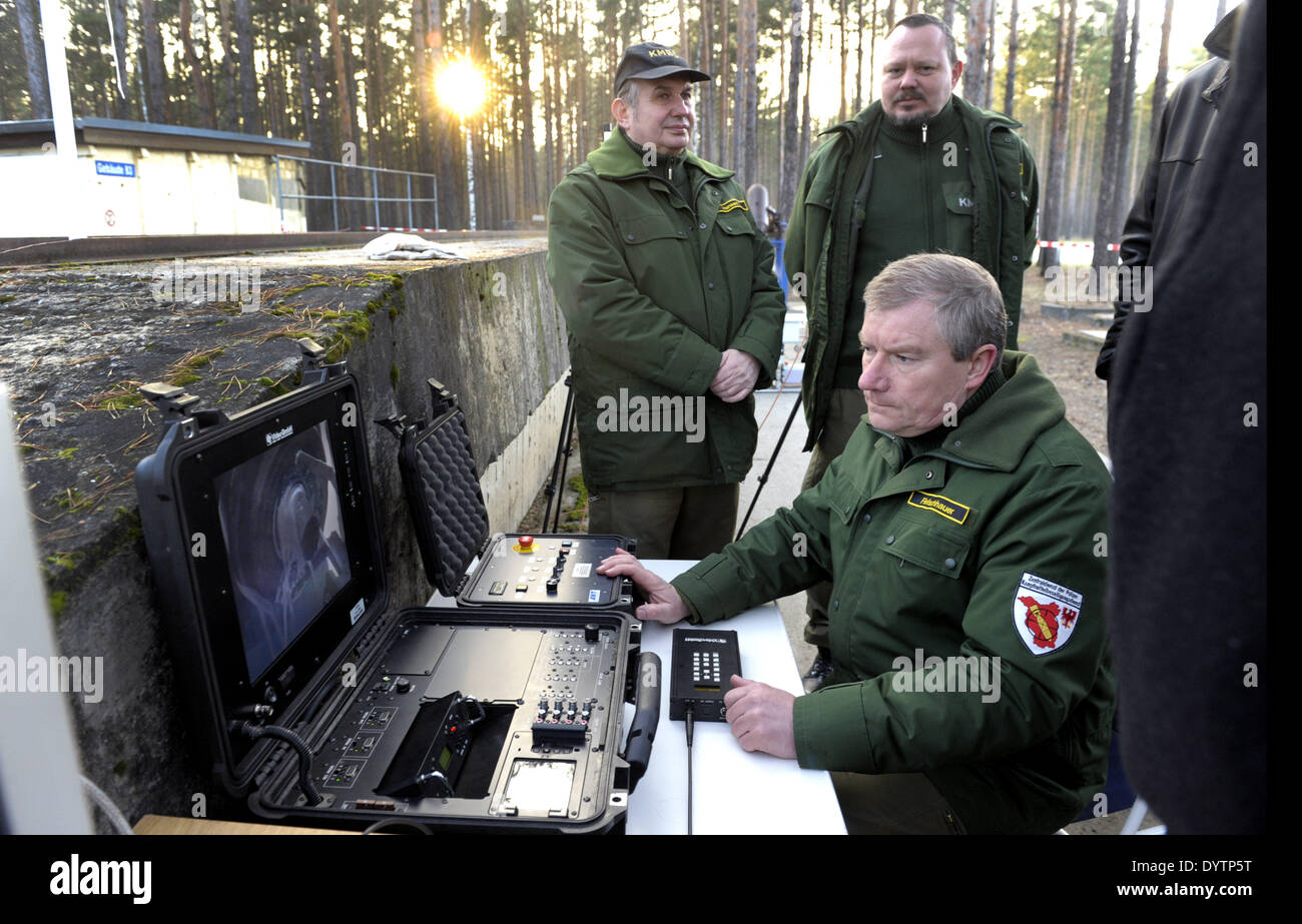 Defusing bomb hi-res stock photography and images - Alamy