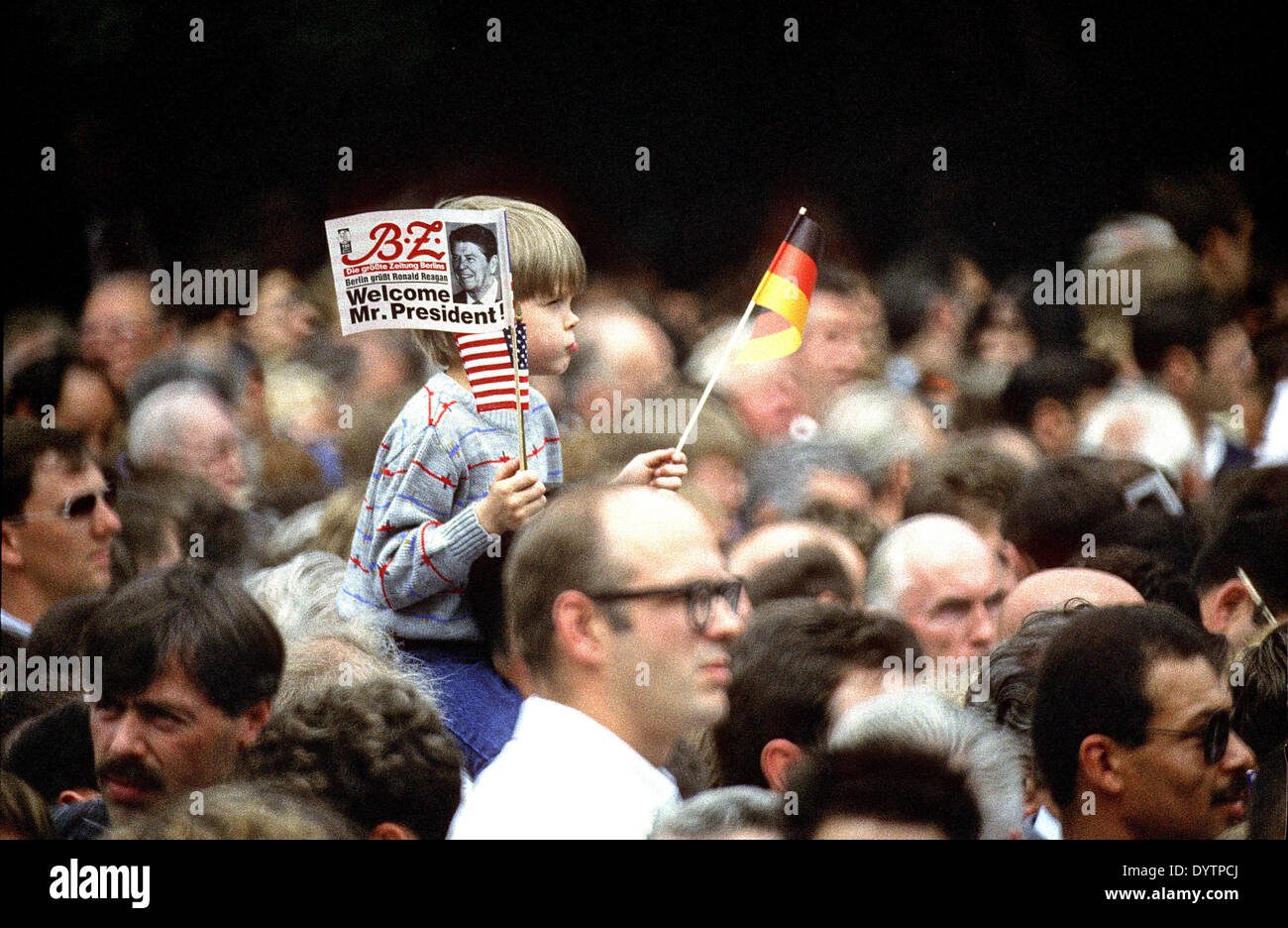 Fall of berlin wall gdr flag hi-res stock photography and images - Alamy