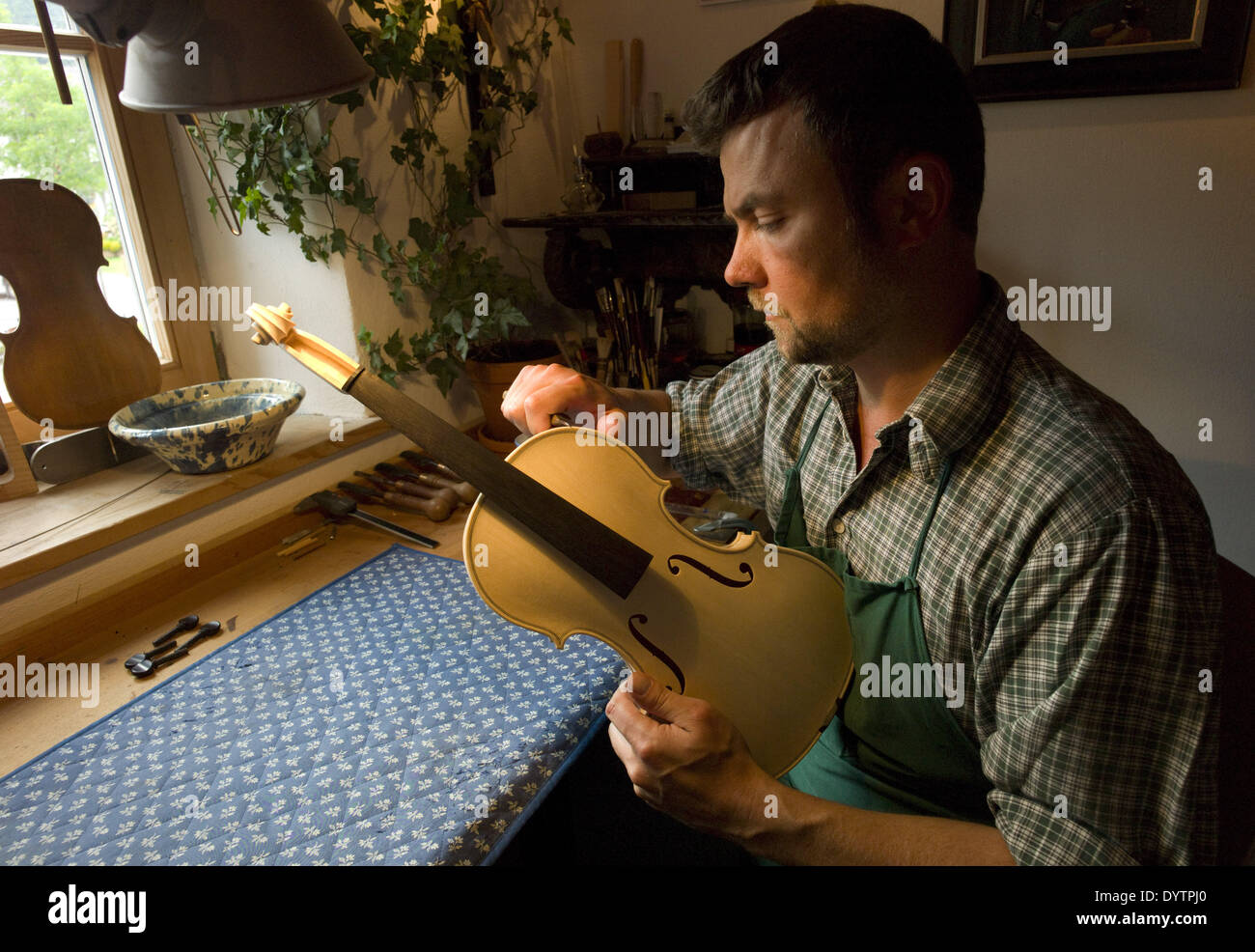 Luthier hi-res stock photography and images - Alamy