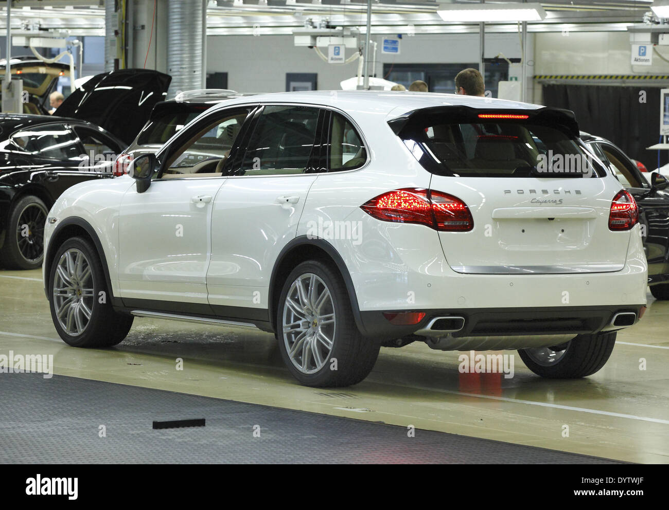 Assembly line in porsche factory hi-res stock photography and images ...