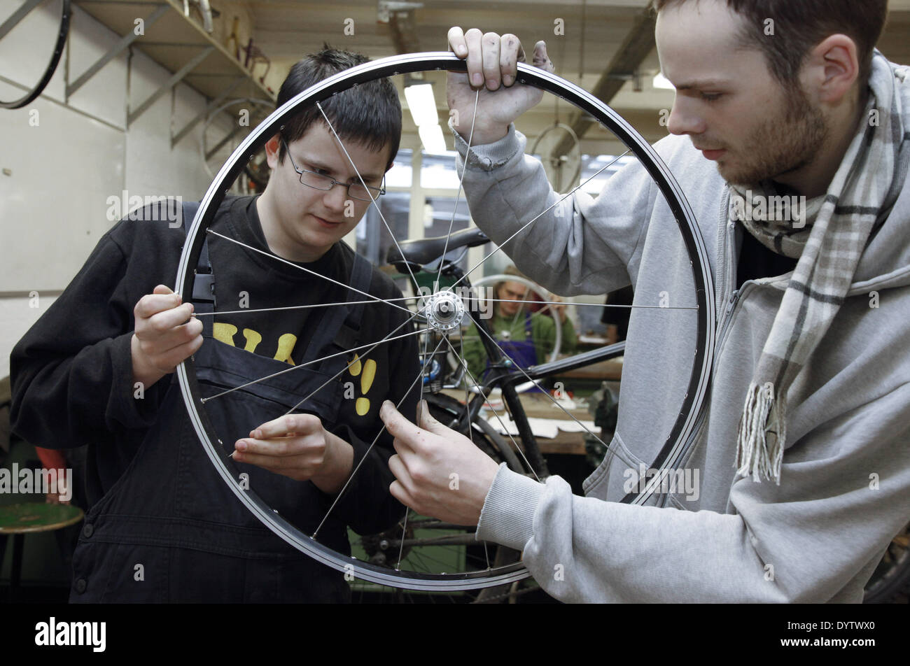 Mechanic training hi-res stock photography and images - Alamy