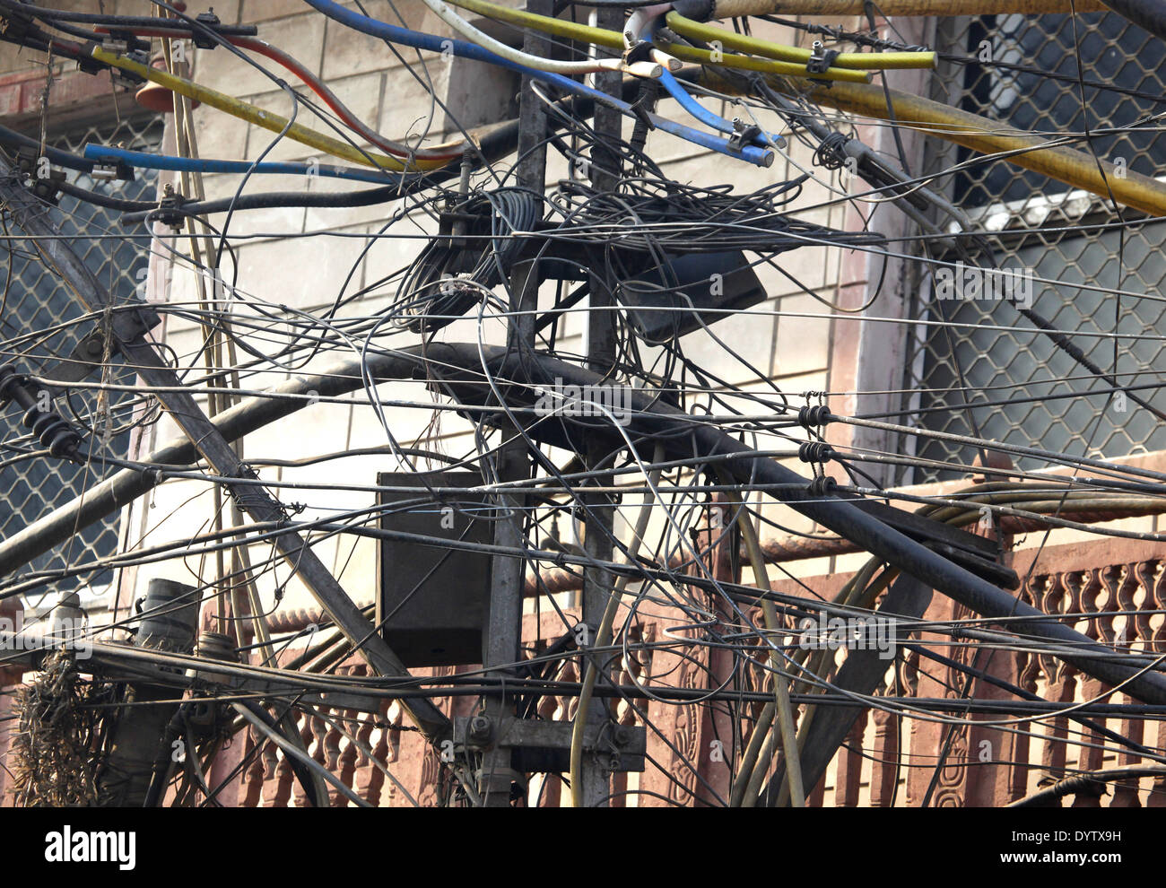 Jumbled cables hi-res stock photography and images - Alamy