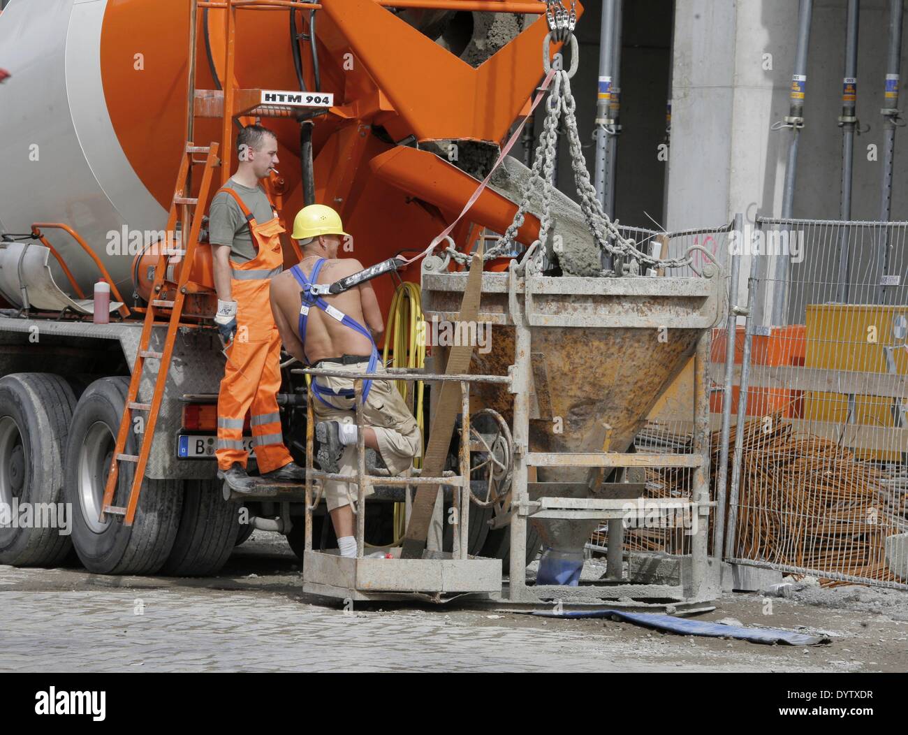 Berlin Germany Construction Workers Construction Stock Photos & Berlin ...
