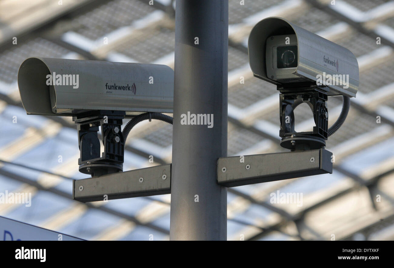 22 08 06 video surveillance at the berlin central station hi-res stock ...