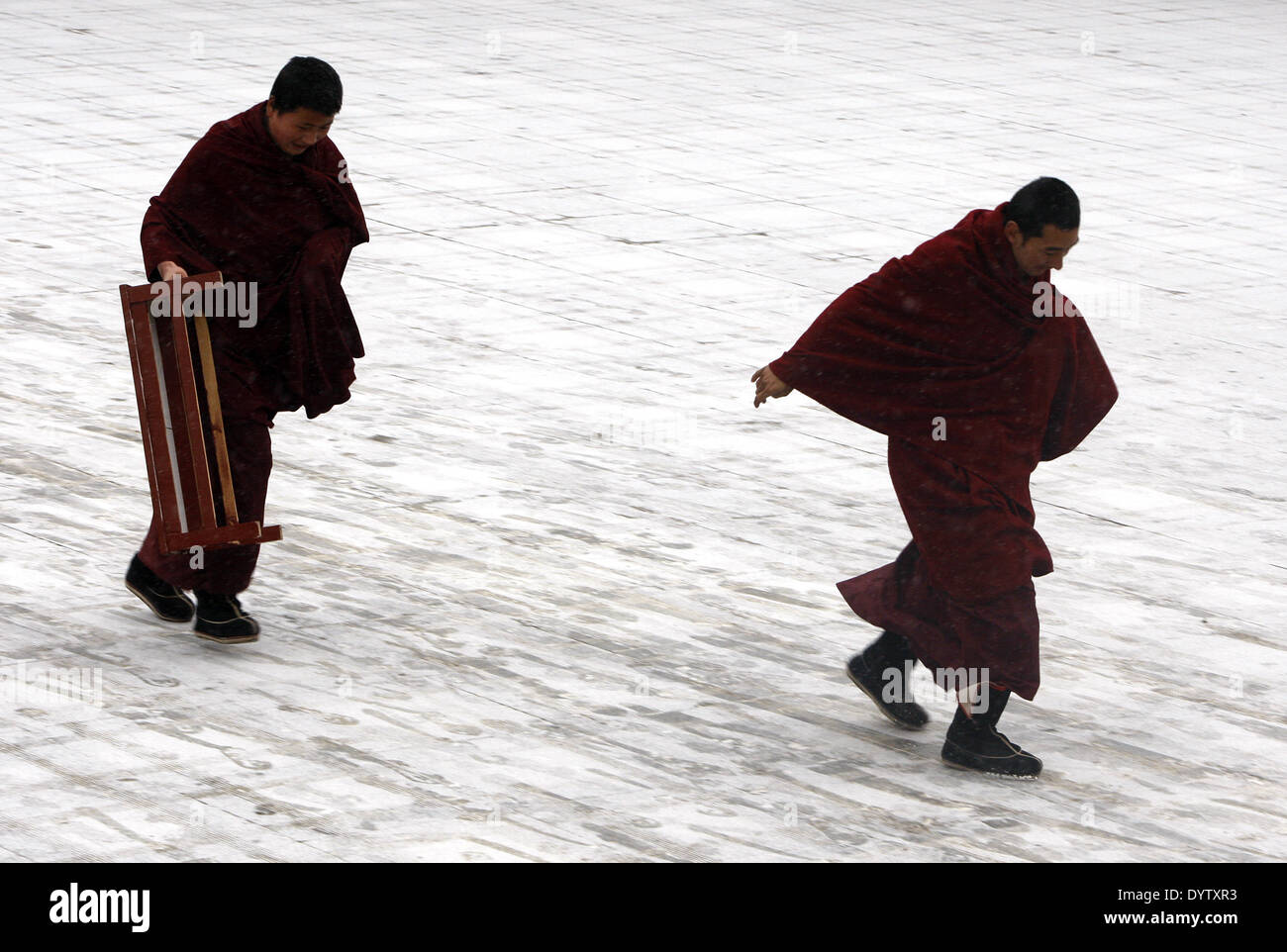 Tibet monks in snow hi-res stock photography and images - Alamy