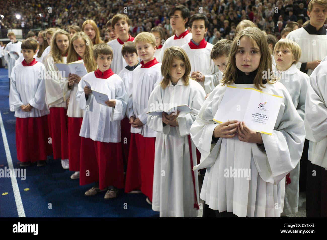 Catholic altar servers hi-res stock photography and images - Alamy