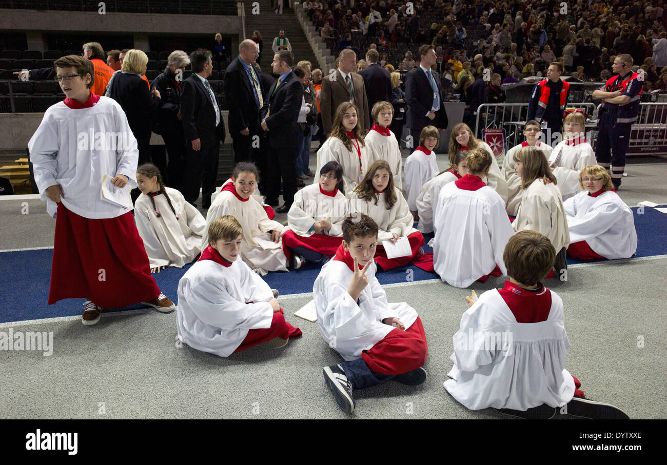 Altar servers in church hi-res stock photography and images - Alamy