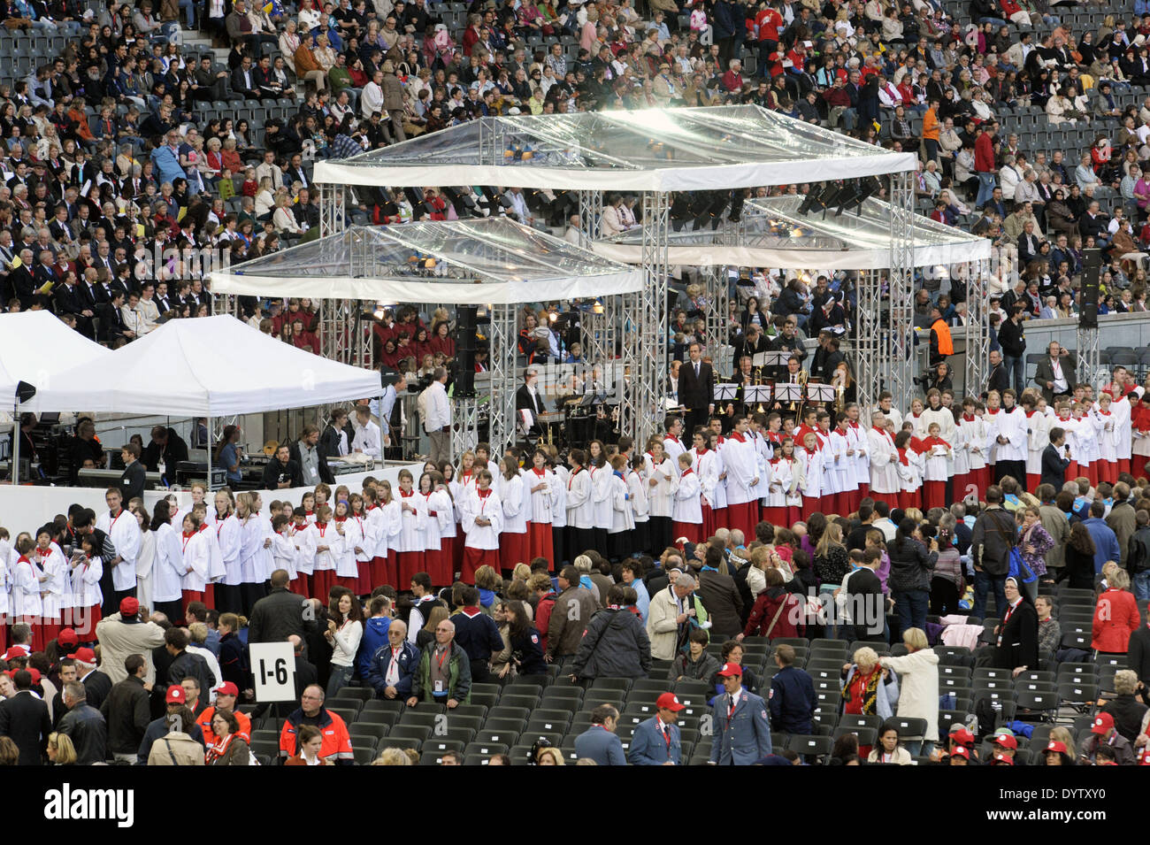 Catholic altar servers hi-res stock photography and images - Alamy