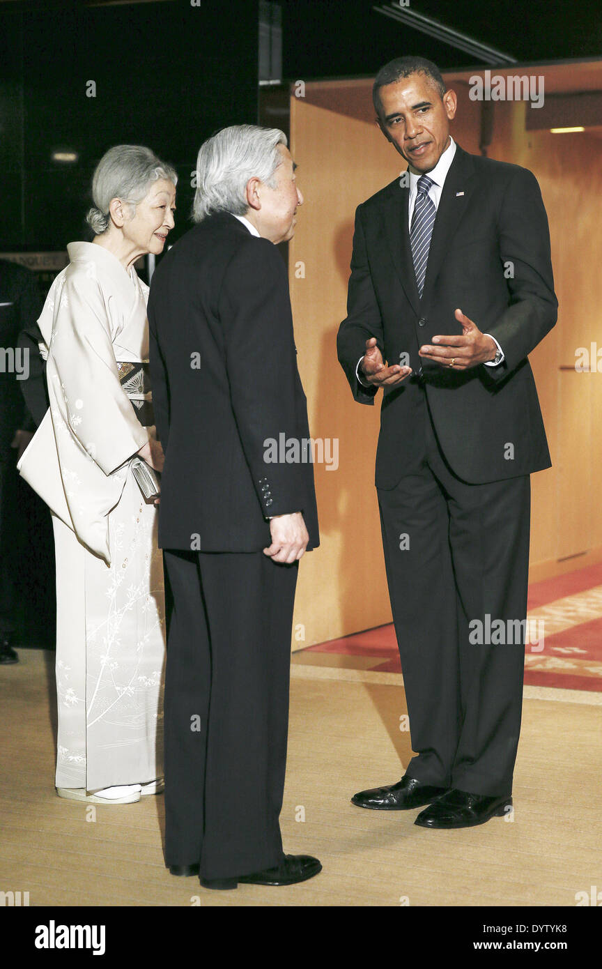 Tokyo, Japan. 25th Apr, 2014. US President BARACK OBAMA bids a farewell ...