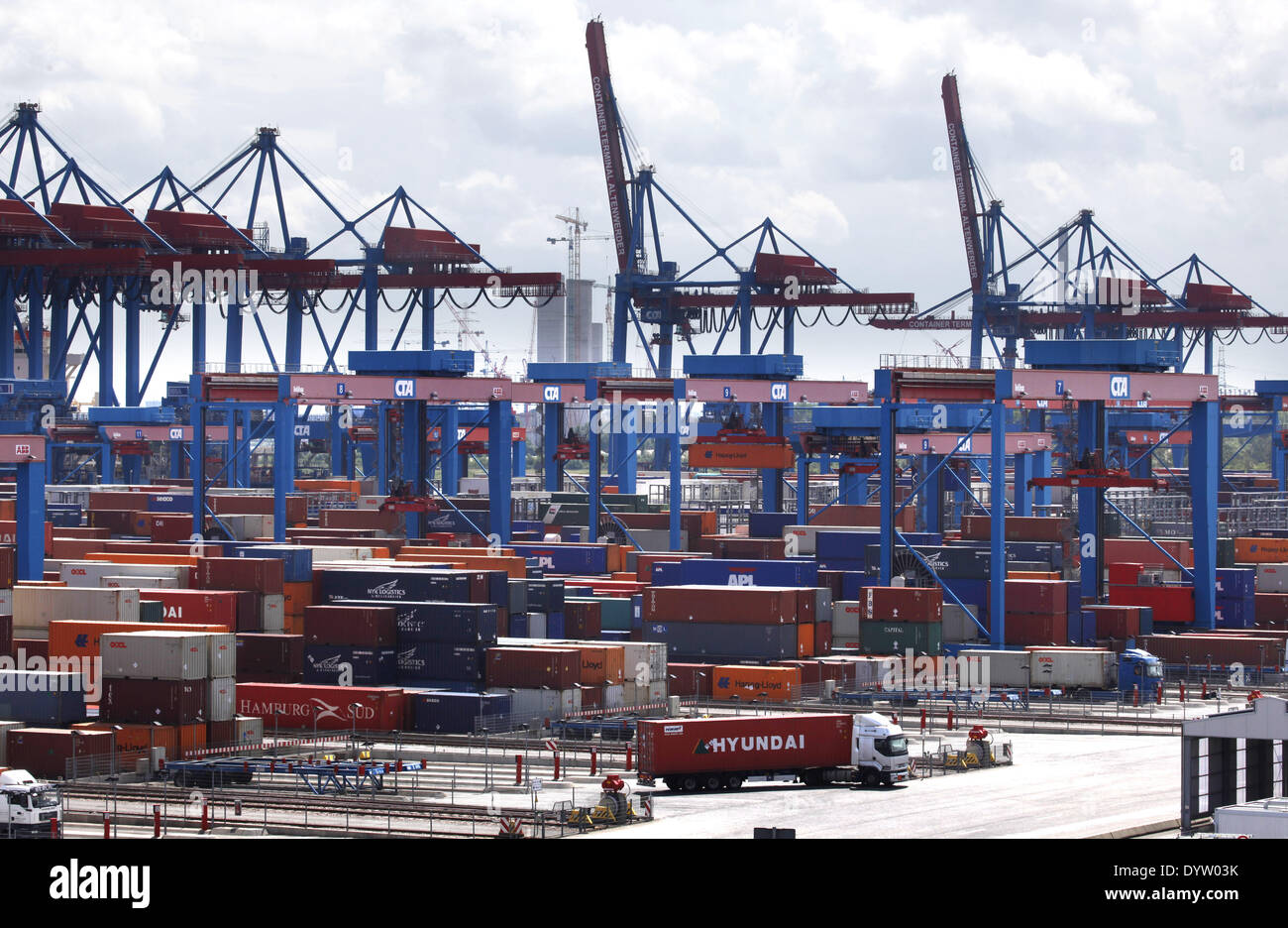 Hhla container terminal altenwerder hi-res stock photography and images ...