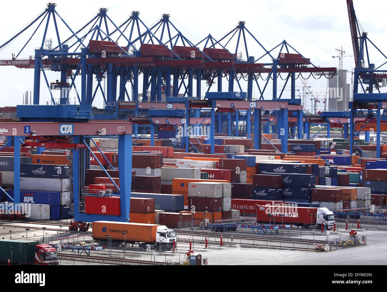 Hhla container terminal altenwerder hi-res stock photography and images ...