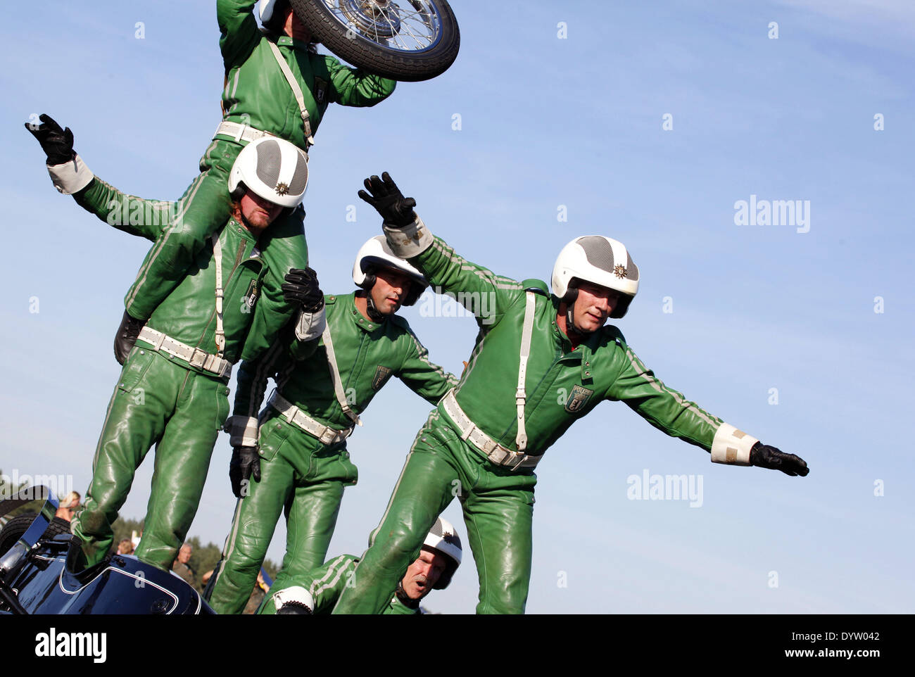 Acrobatic group hi-res stock photography and images - Alamy