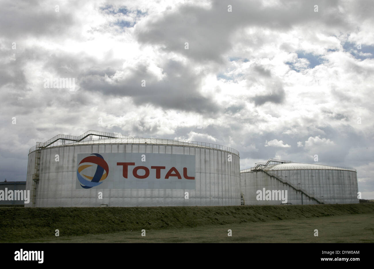 Total oil refinery hi-res stock photography and images - Alamy