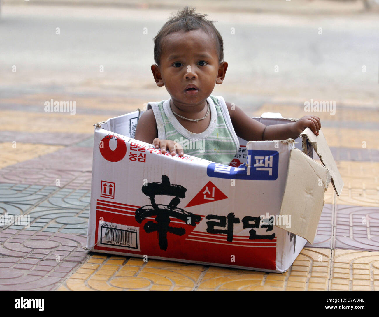 A little boy in a cardboard box Stock Photo - Alamy