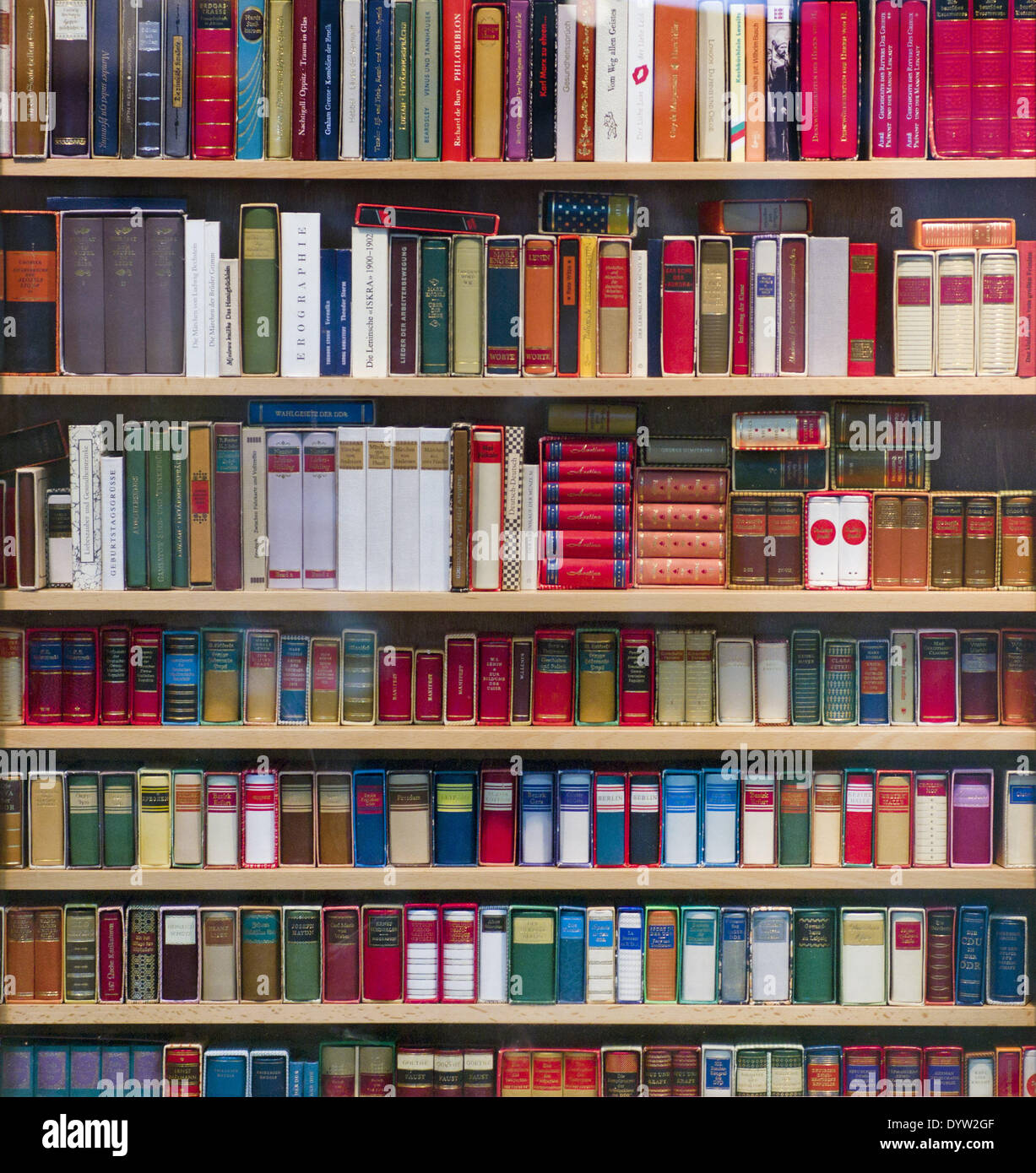 Miniature library hi-res stock photography and images - Alamy