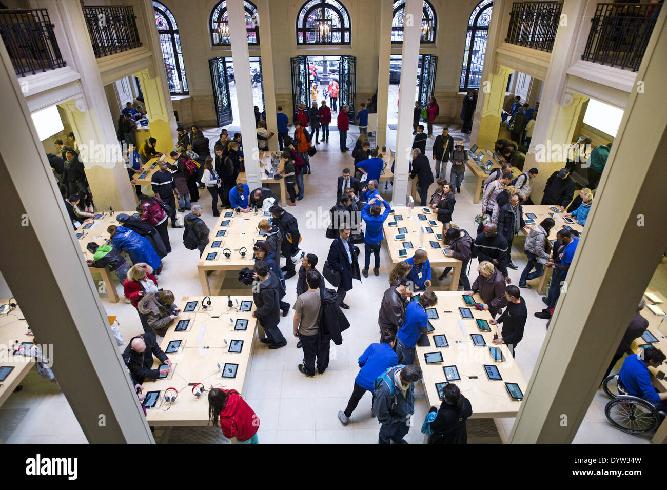 Apple Store Crowd High Resolution Stock Photography and Images - Alamy