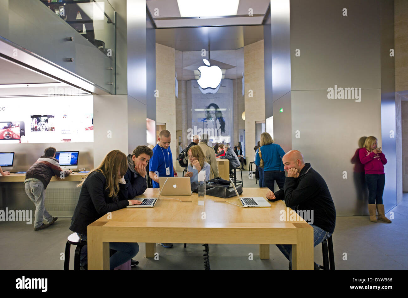 Apple store crowd hi-res stock photography and images - Alamy