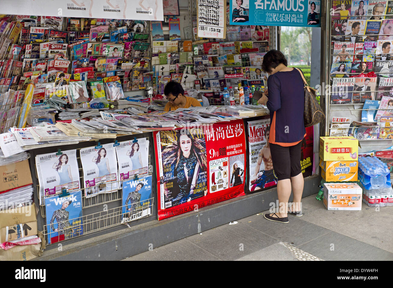 Newspaper stand with newspapers hi-res stock photography and images - Alamy