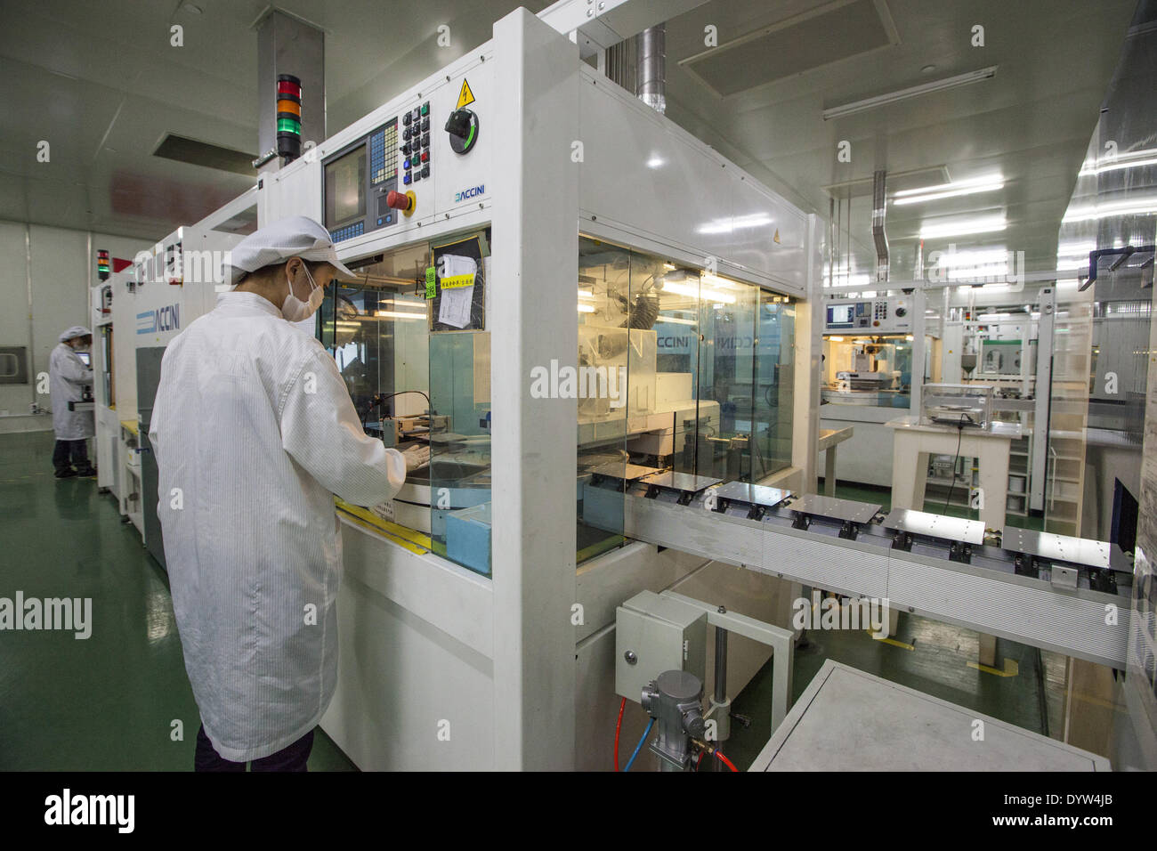 Silicon wafers workers hi-res stock photography and images - Alamy