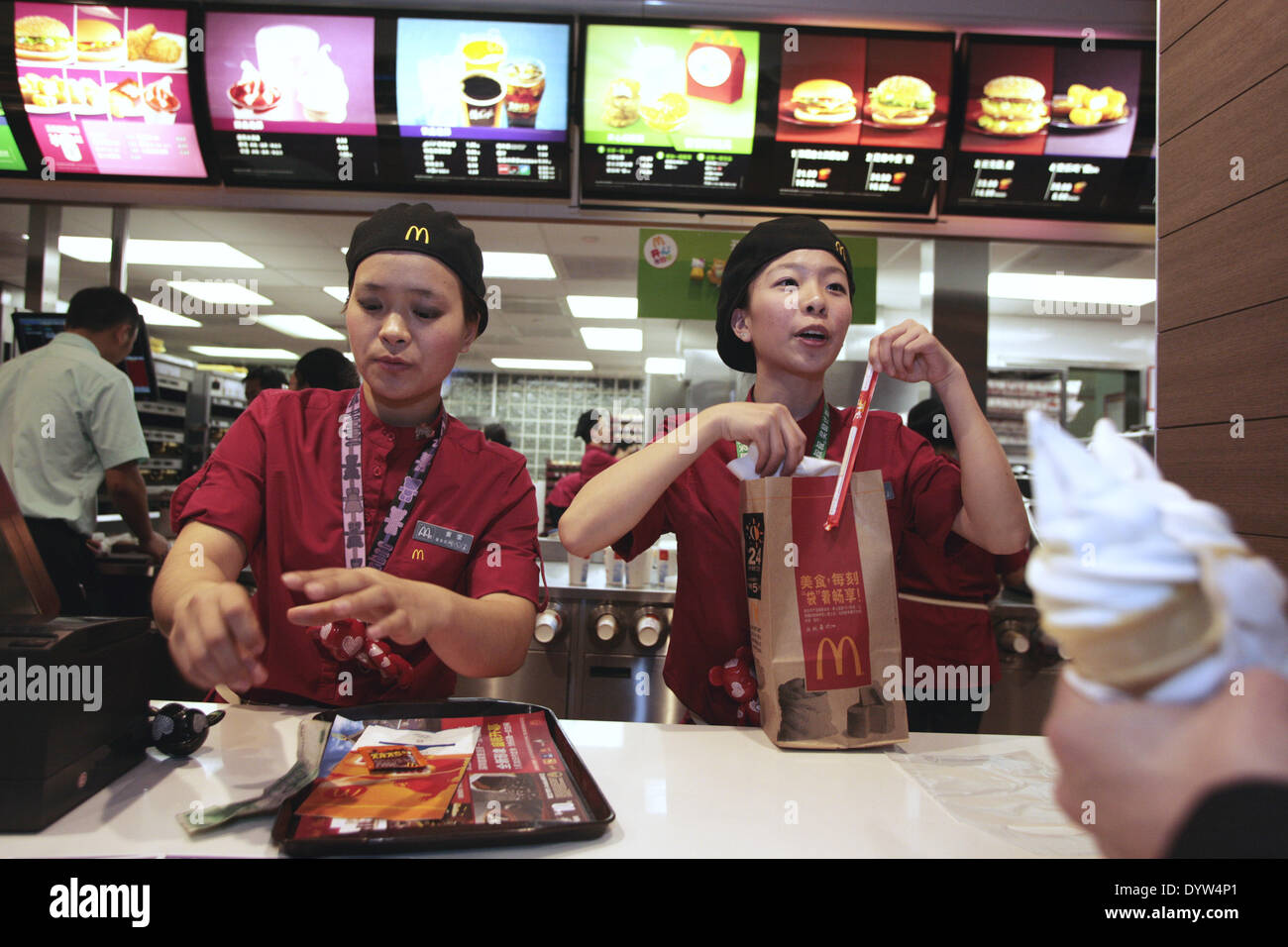 Mcdonalds staff serves food to customer Stock Photo - Alamy
