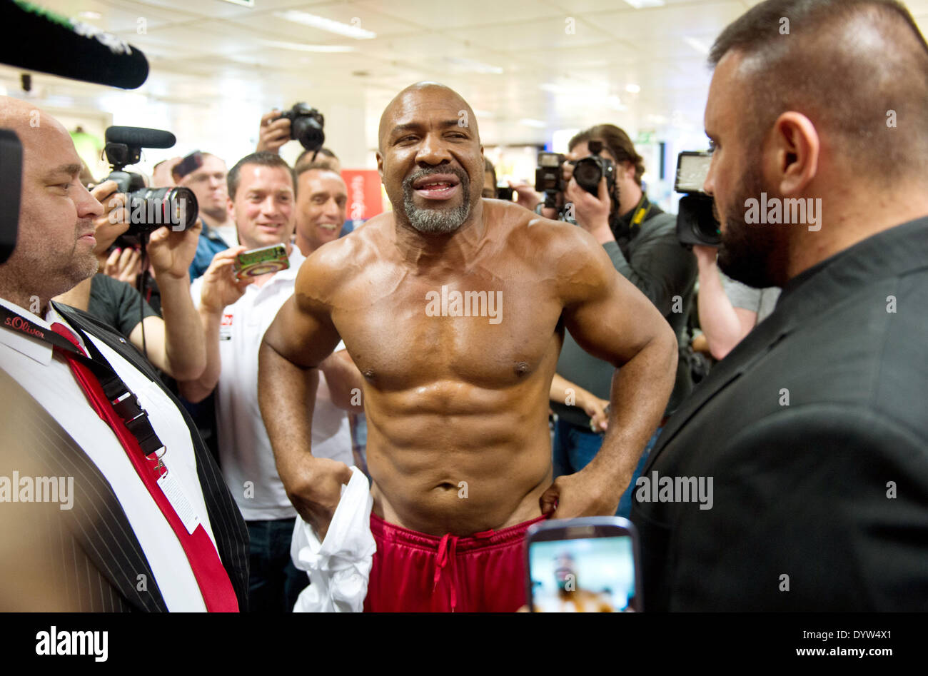 Us heavyweight boxer shannon briggs hi-res stock photography and images ...