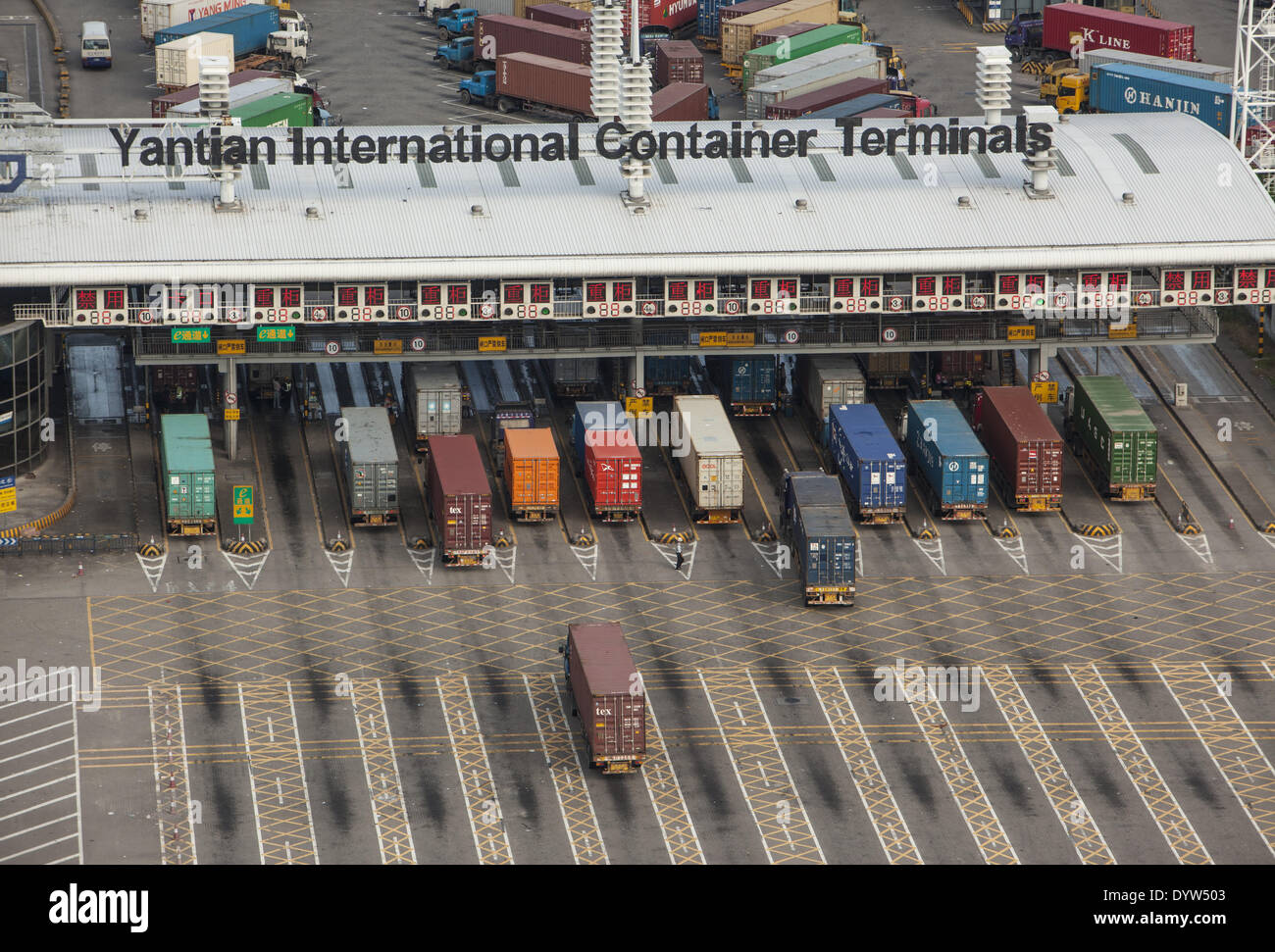 Crank enter Shenzhen's Yantian International Container Terminals on 12 ...