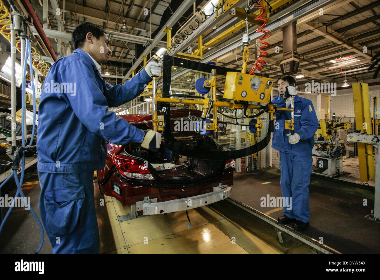 Workers assemble General Motors (GM) Co Stock Photo - Alamy