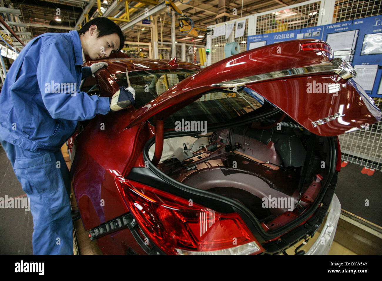 Workers assemble General Motors (GM) Co Stock Photo - Alamy