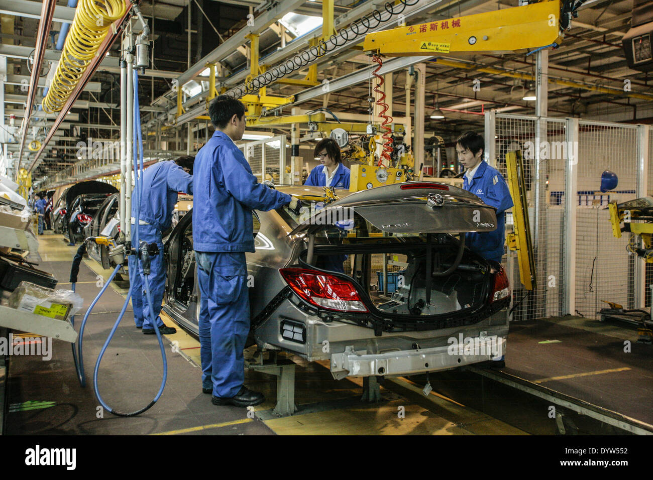 Workers assemble General Motors (GM) Co Stock Photo - Alamy
