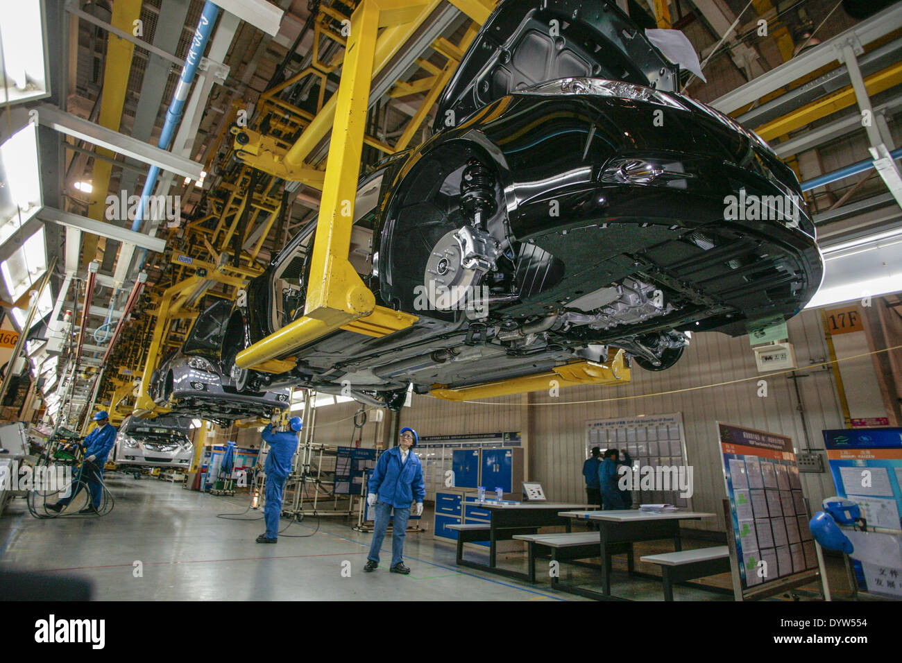 Workers assemble General Motors (GM) Co Stock Photo - Alamy