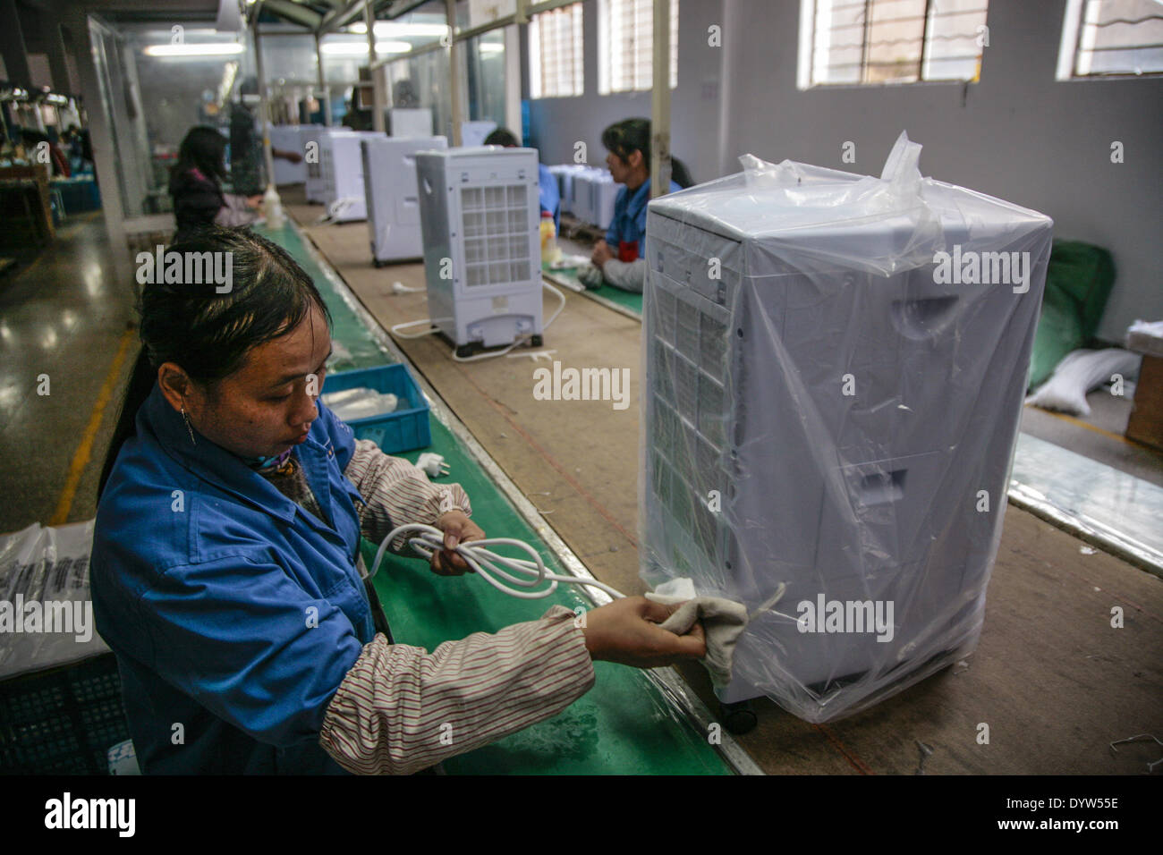 Line assembly appliance hi-res stock photography and images - Alamy