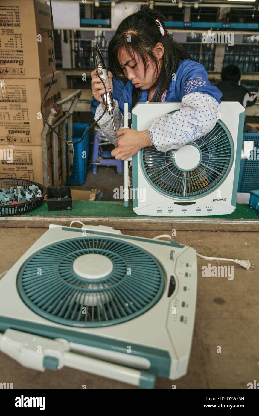 Workers works at a assembly line in Baoerma Electric Appliance Co Stock ...