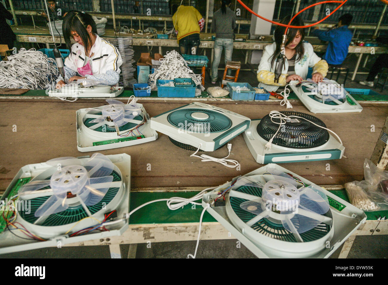 Line assembly appliance hi-res stock photography and images - Alamy