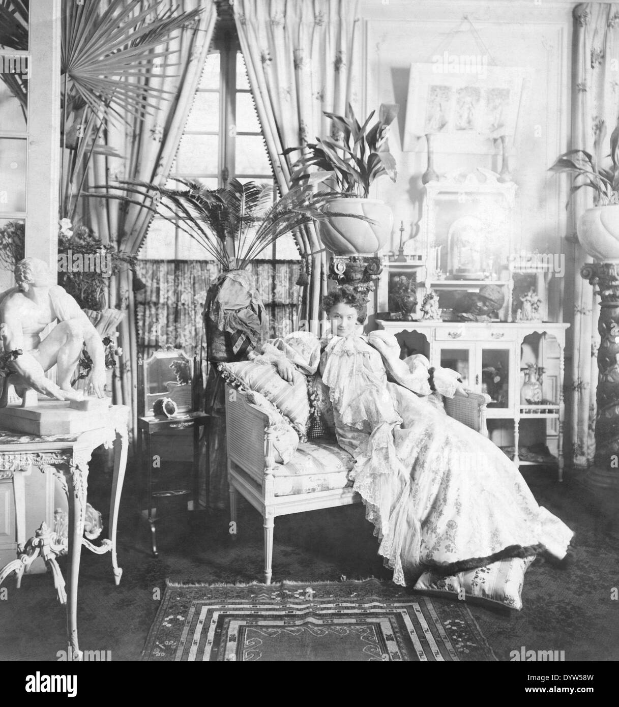 Singer yvette guilbert hi-res stock photography and images - Alamy