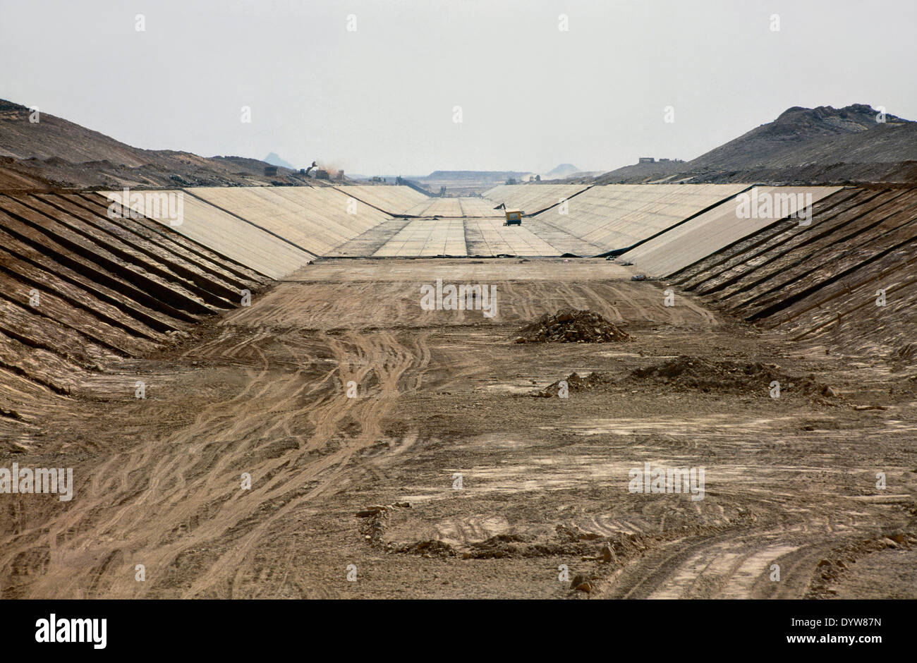 Title: Toshka Canal Under Construction, 1999 The construction of the ...