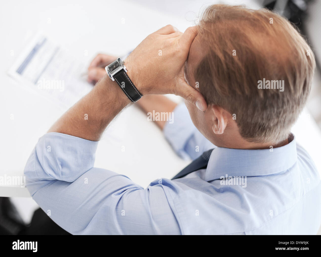 man signing a contract Stock Photo - Alamy