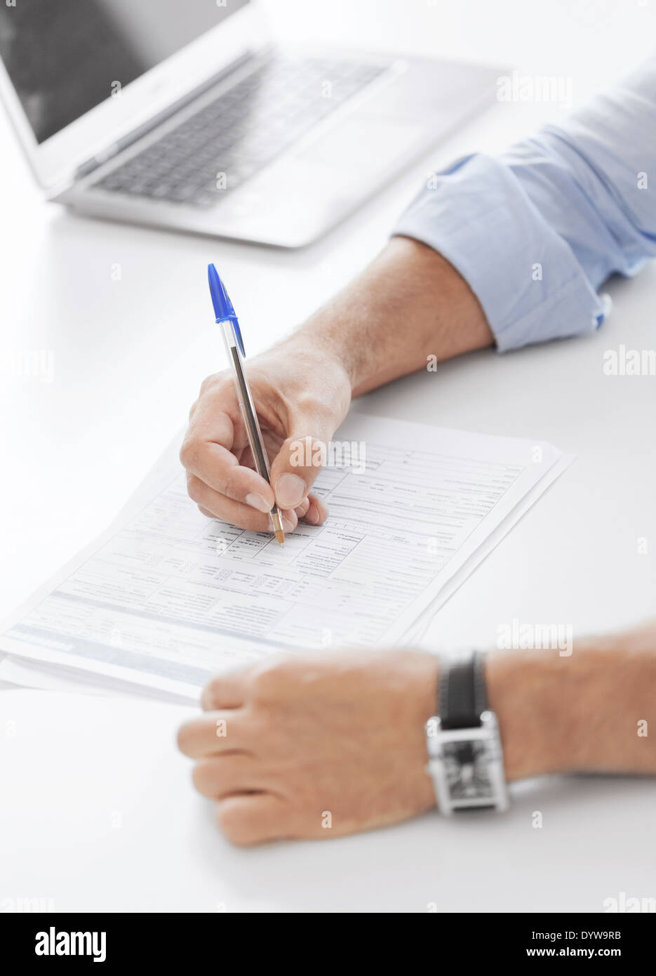 man signing a contract Stock Photo - Alamy