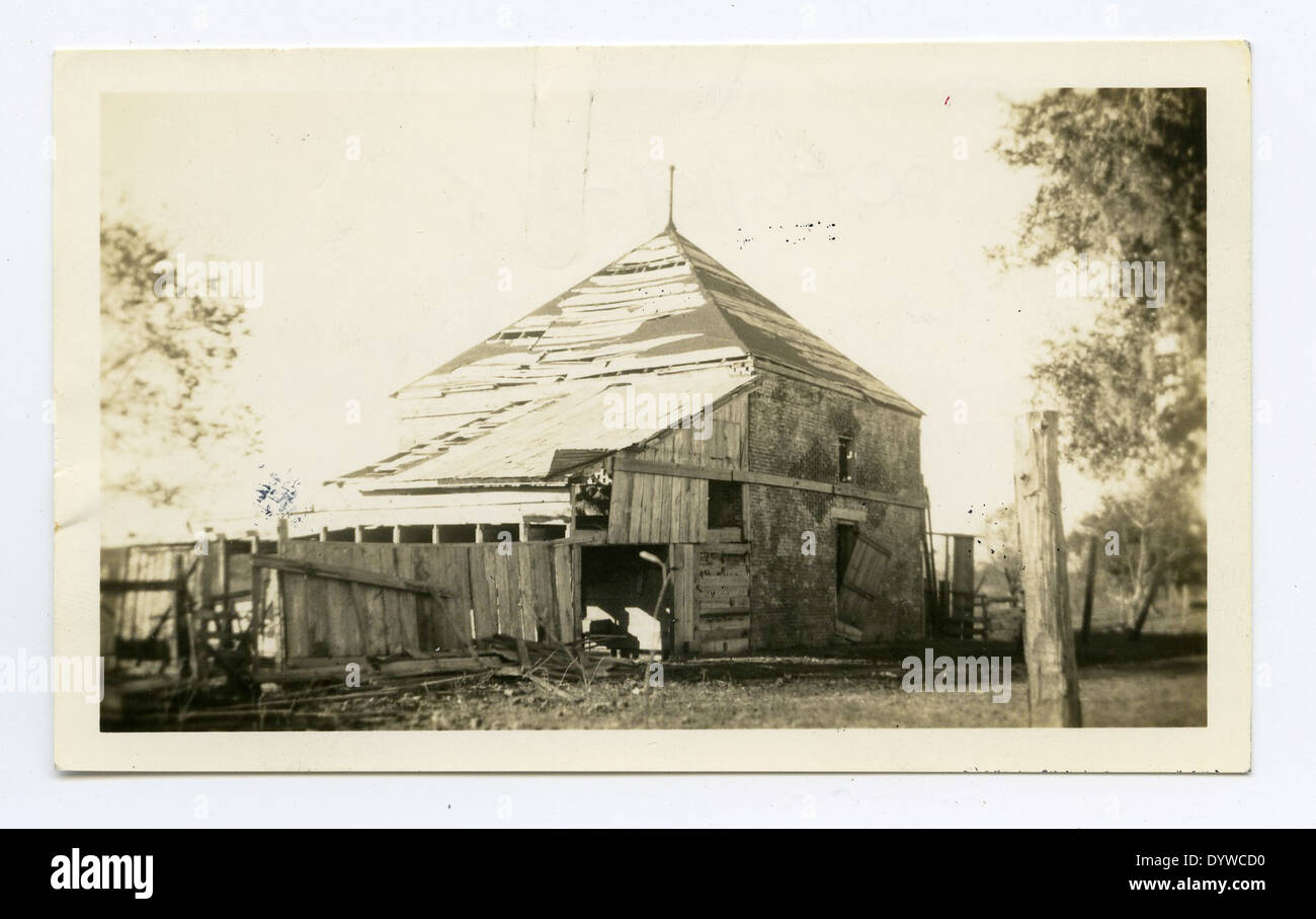 This photograph captures Fannie Ratchford at Waldeck Plantation ...