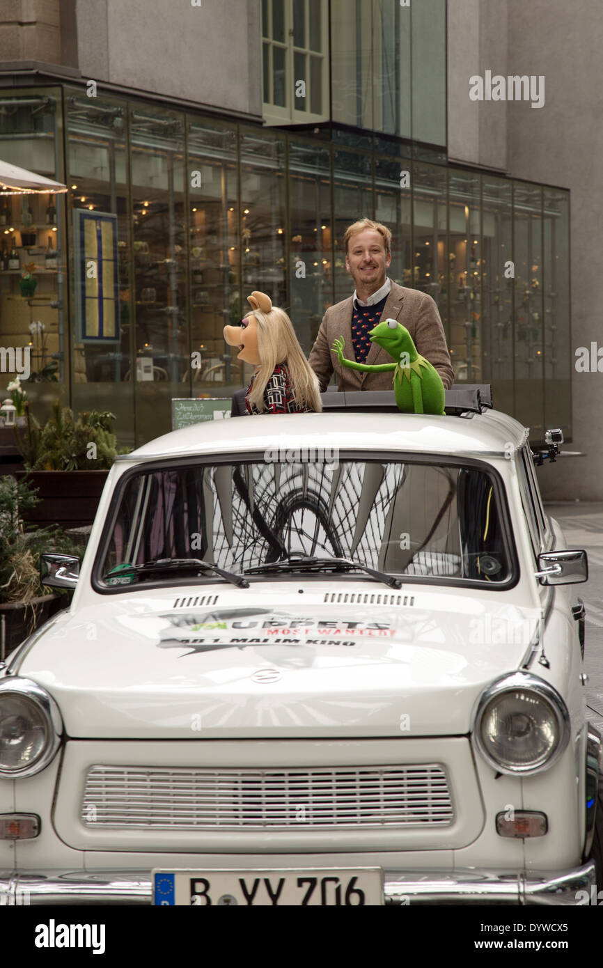 Muppets miss piggy disney hi-res stock photography and images - Alamy