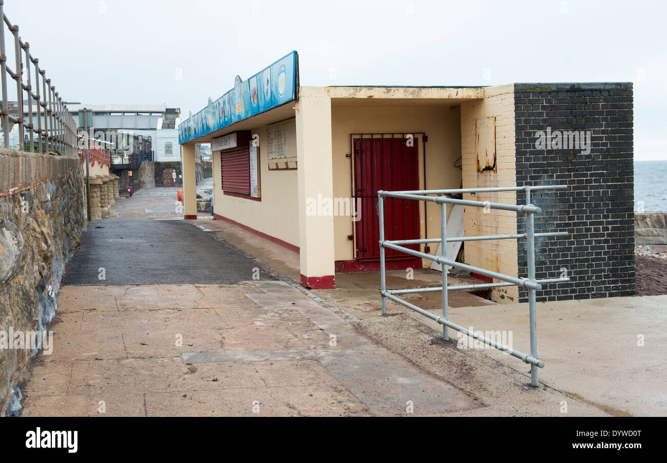 Beach cafe closed up for the winter in Dawlish, Devon Stock Photo - Alamy