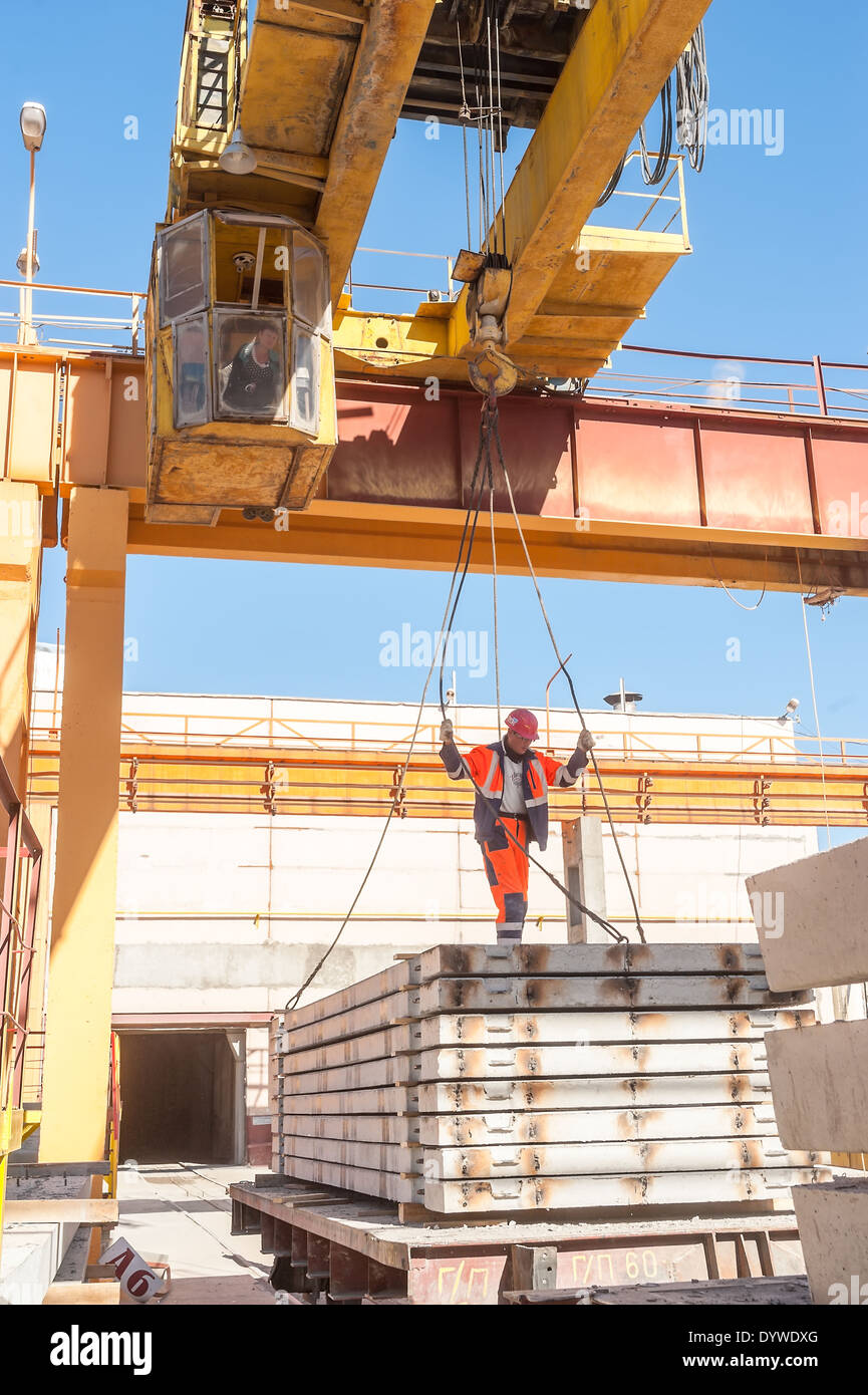 Slinger accepts plates at crane operator Stock Photo - Alamy