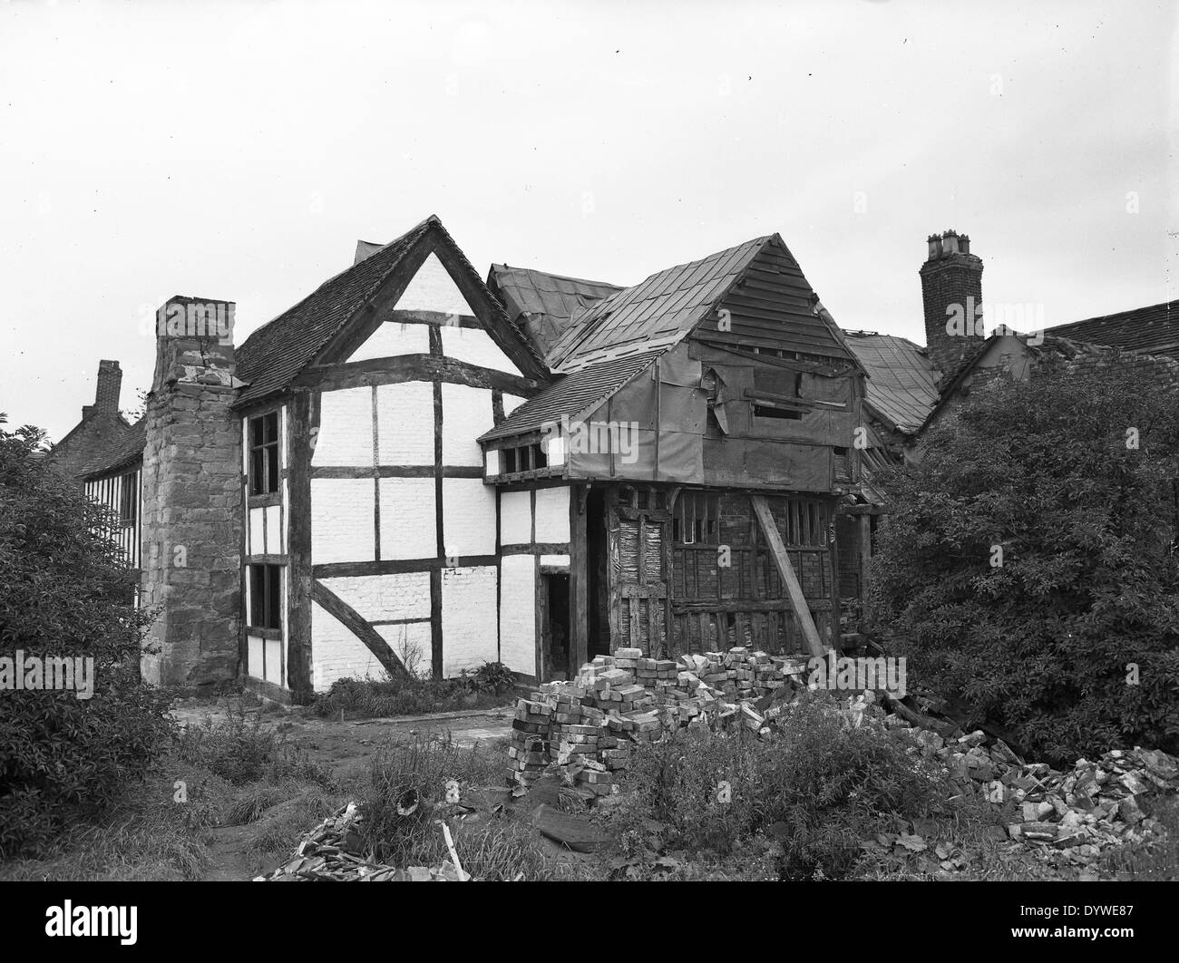 Restoring Old Hall Manor House at West Bromwich 1958 property ...