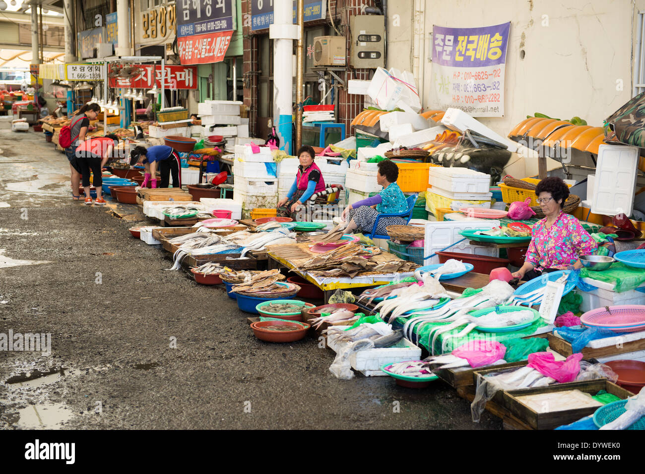 Old fish market close hi-res stock photography and images - Alamy