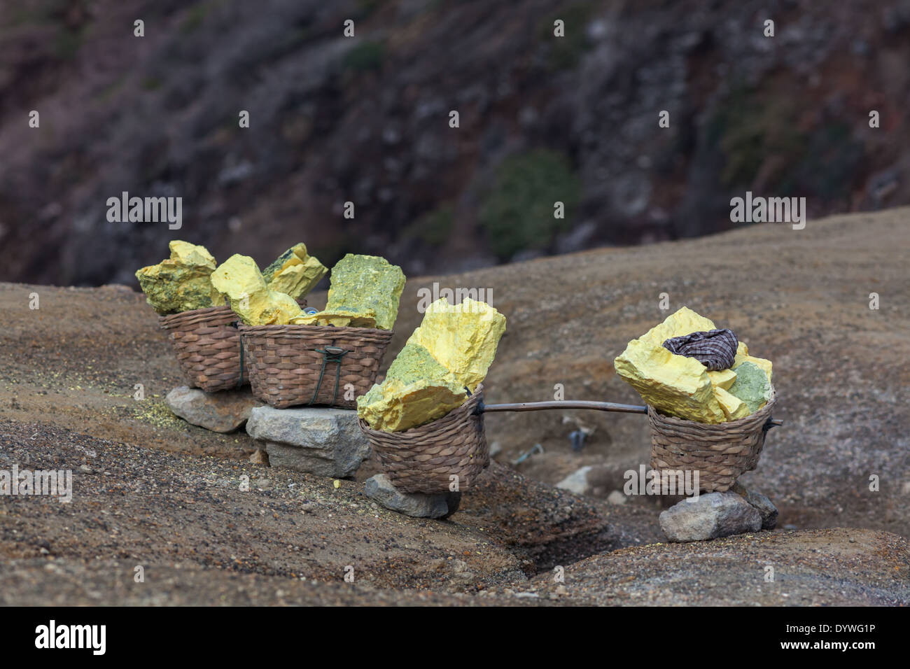 Sulfur block hi-res stock photography and images - Alamy