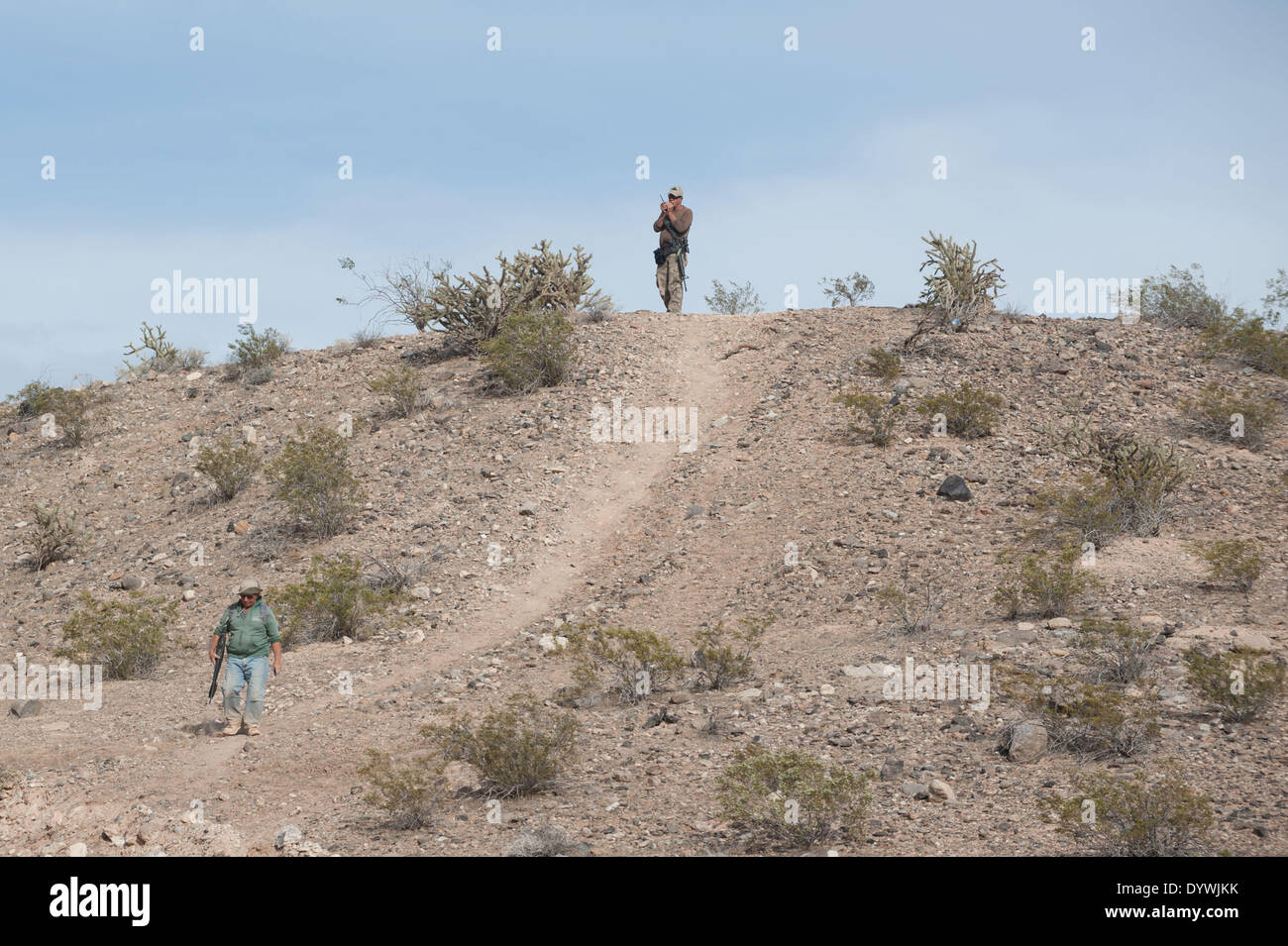 Bunkerville, Nevada, USA. 25th Apr, 2014. Militia snipers patrol a hill ...