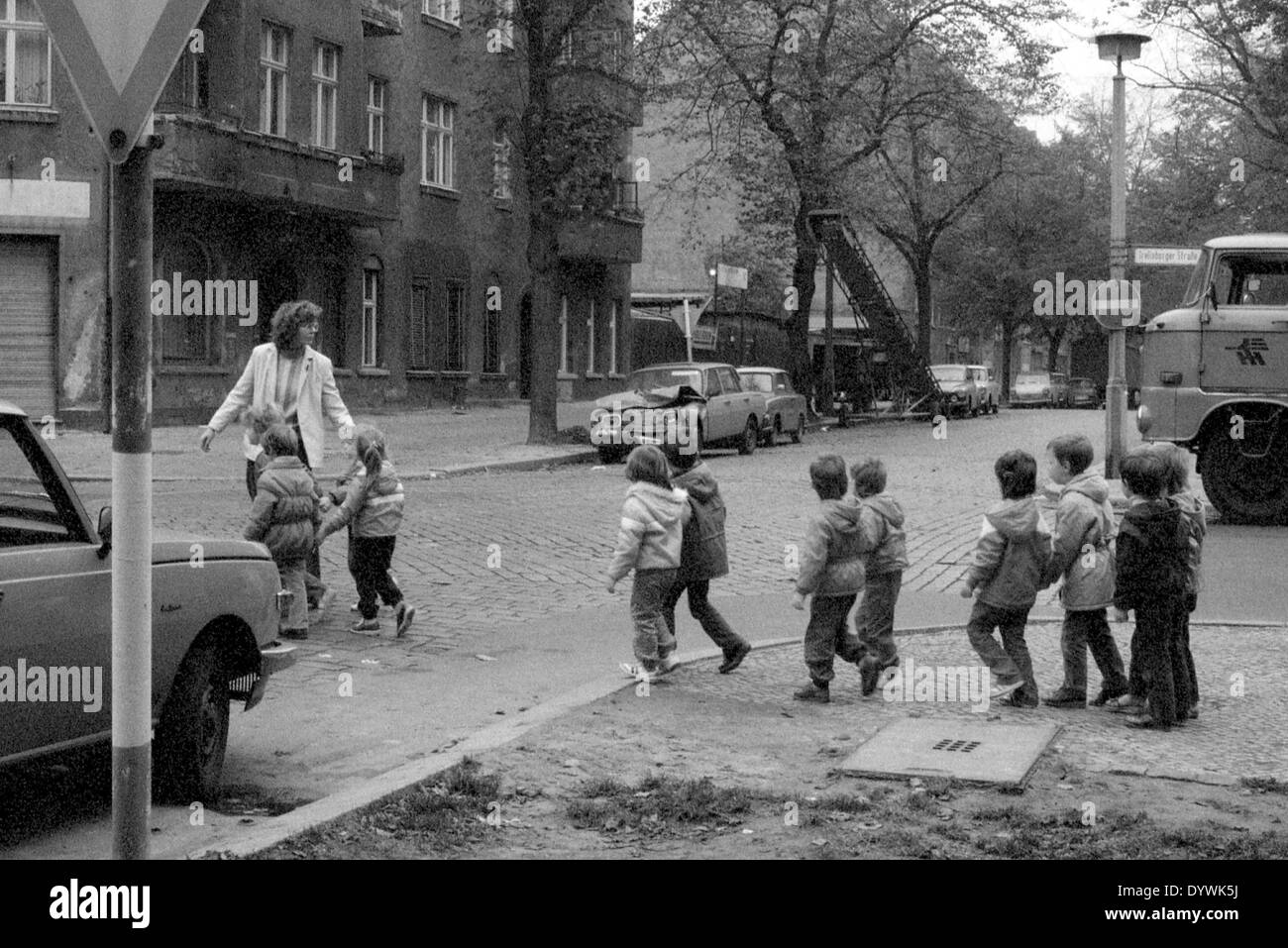 Children crossing the road hi-res stock photography and images - Alamy